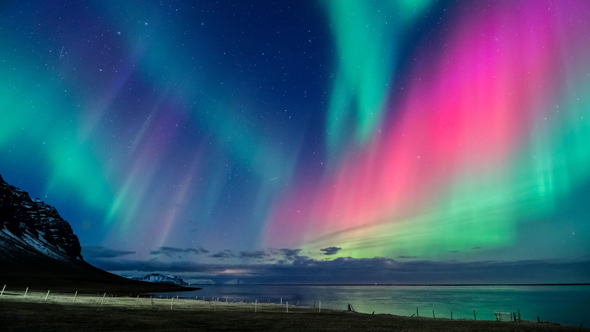 What causes the Northern Lights? - Mystery Science